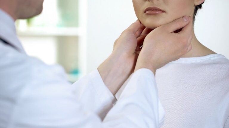 Cancer de la gorge : symptômes, causes et traitements